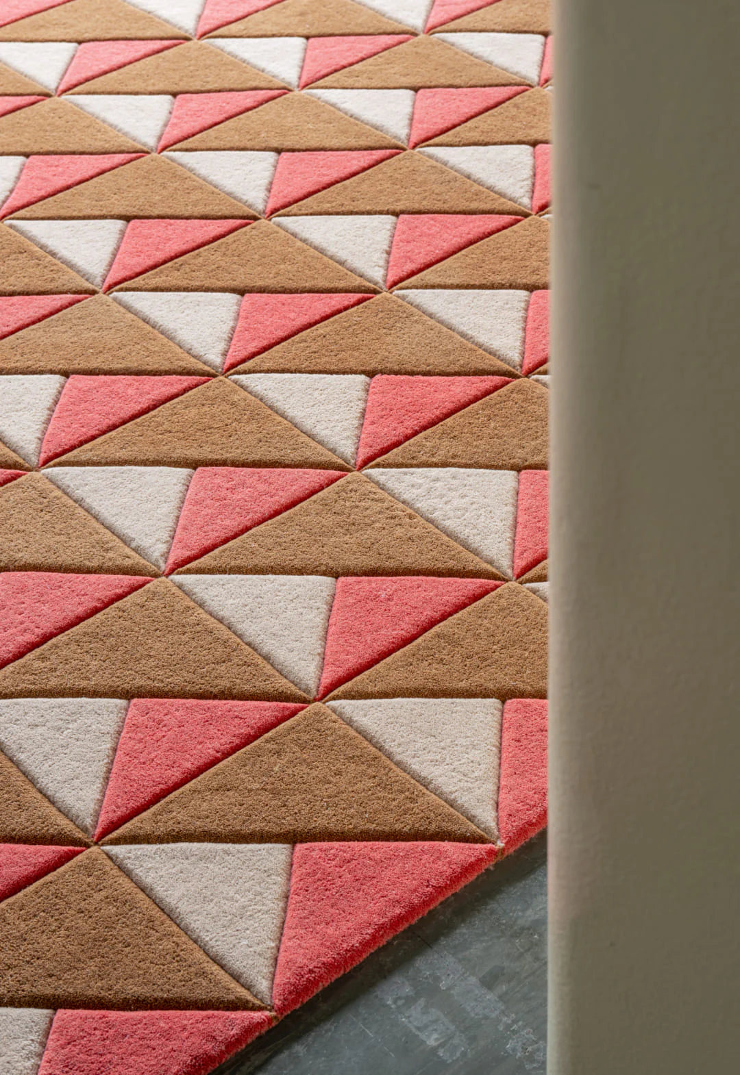 Vloerkleed Triangle Persimmon Pink – Stijlvol Design van Layered ...